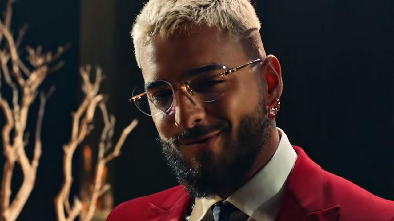 The eye glasses worn by Maluma in her video clip Que Pena with J Balvin ...