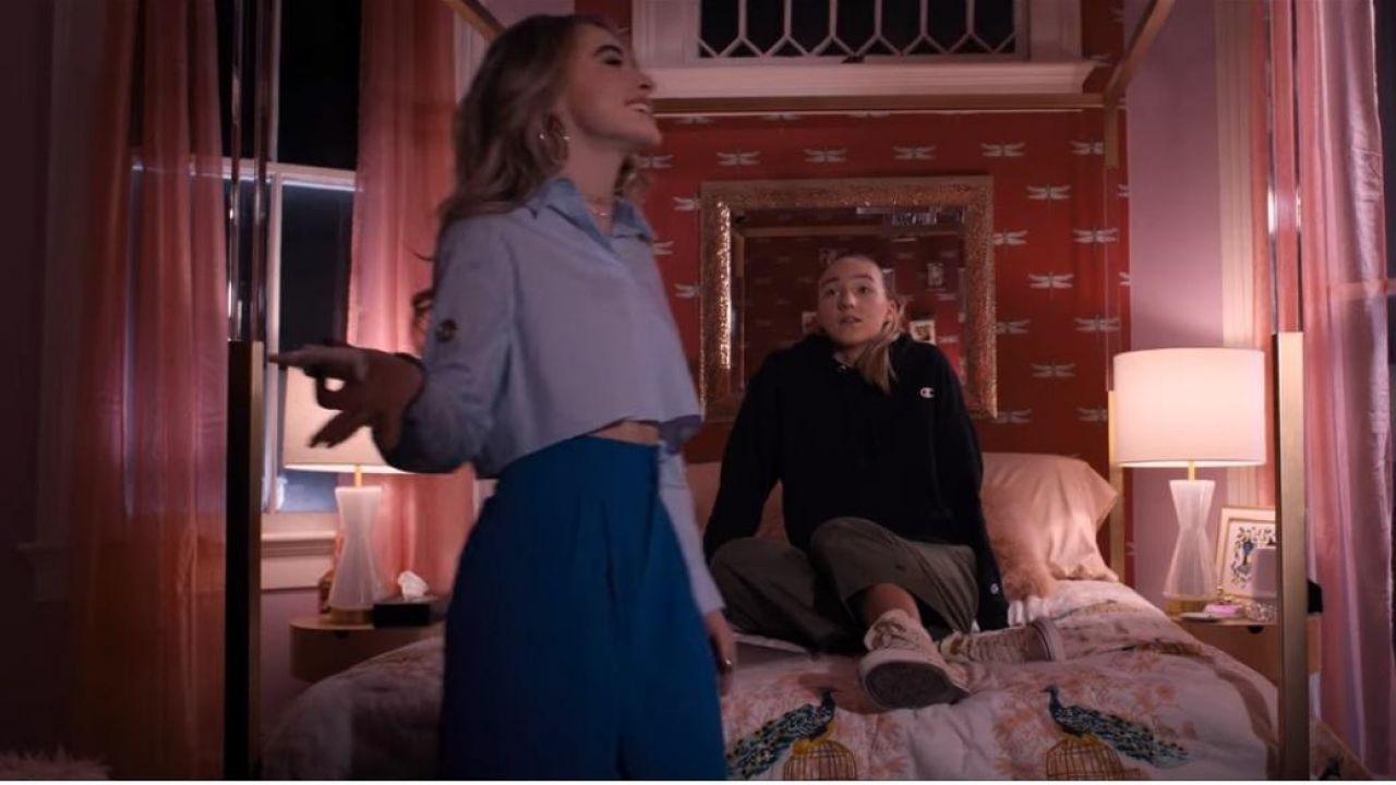 Le pantalon taille haute bleu de Harper Kreyman (Sabrina Carpenter ...