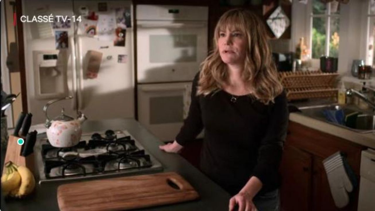 The kettle used by Elsa Gardner (Jennifer Jason Leigh) in Atypical ...