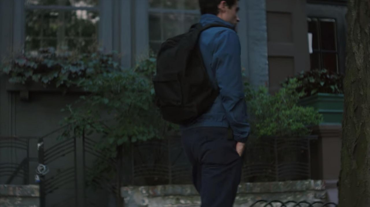 The backpack black Joe Goldberg (Penn Badgley) in YOU (S01E02) | Spotern