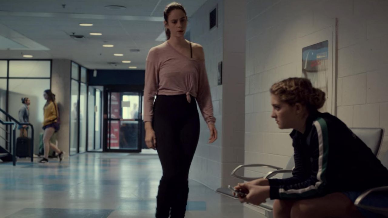 The t-shirt beige Kat Baker (Kaya Scodelario) in the series Spinning ...