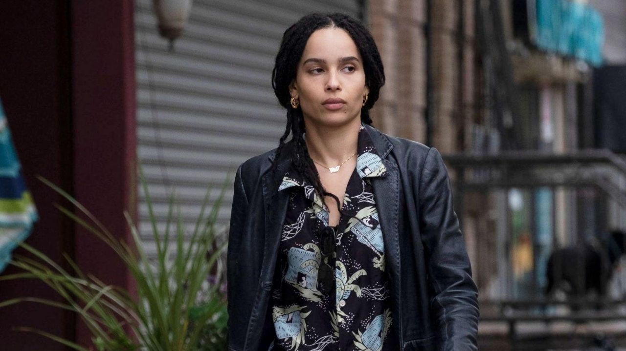 La robe chemise noire à fleurs portée par Robyn 'Rob' Brooks (Zoë ...