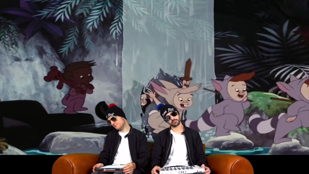 Le bonnet à pompon porté par les French Fuse dans leur clip DISNEY 2 Mashup / Remix | Spotern