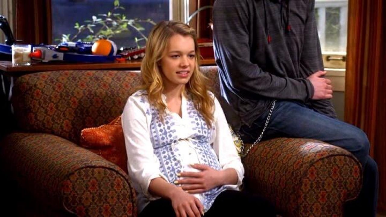 Maternity shirt worn by Violet (Sadie Calvano) as seen in Mom (S01E20 ...