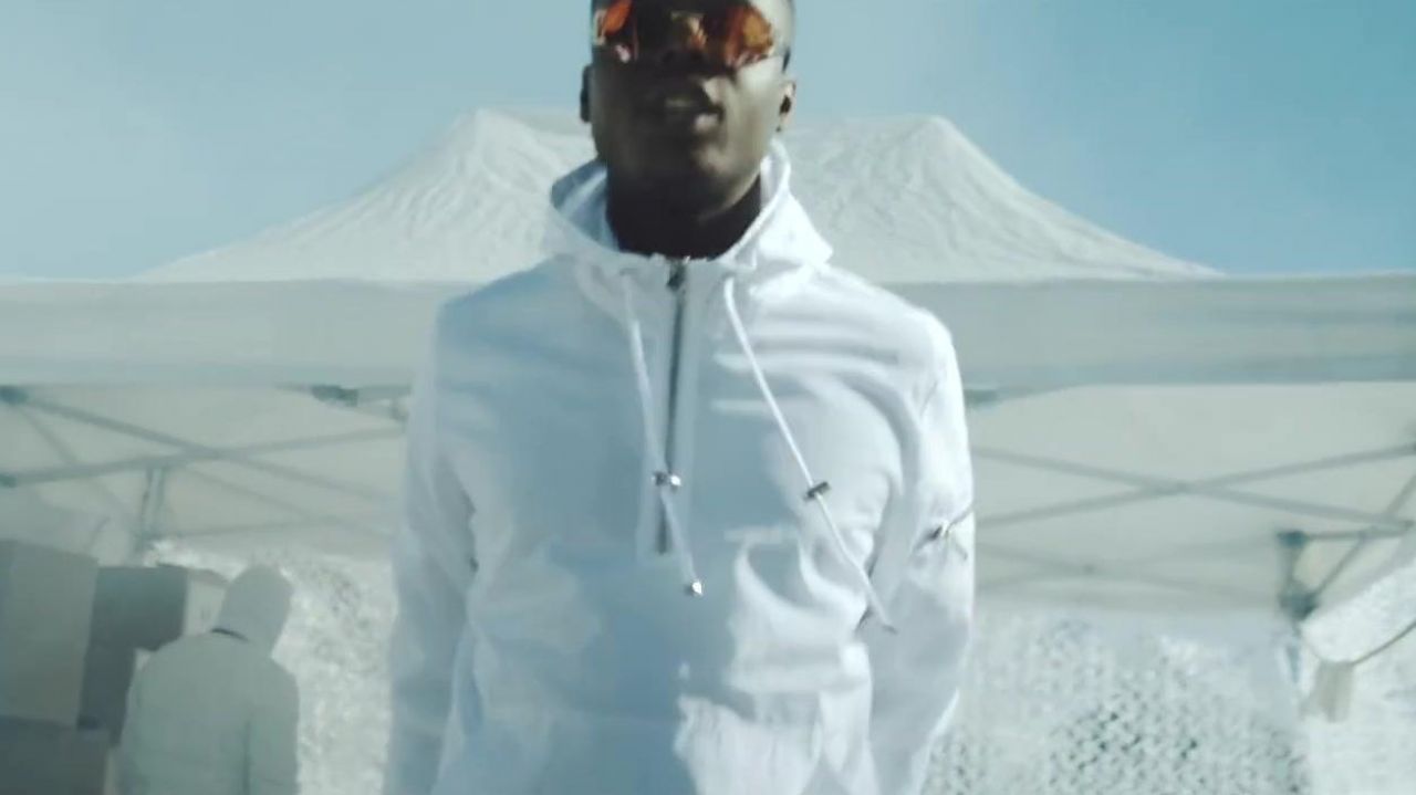 Le coupe-vent blanc de Ninho dans son clip Zipette (Clip officiel) | Spotern