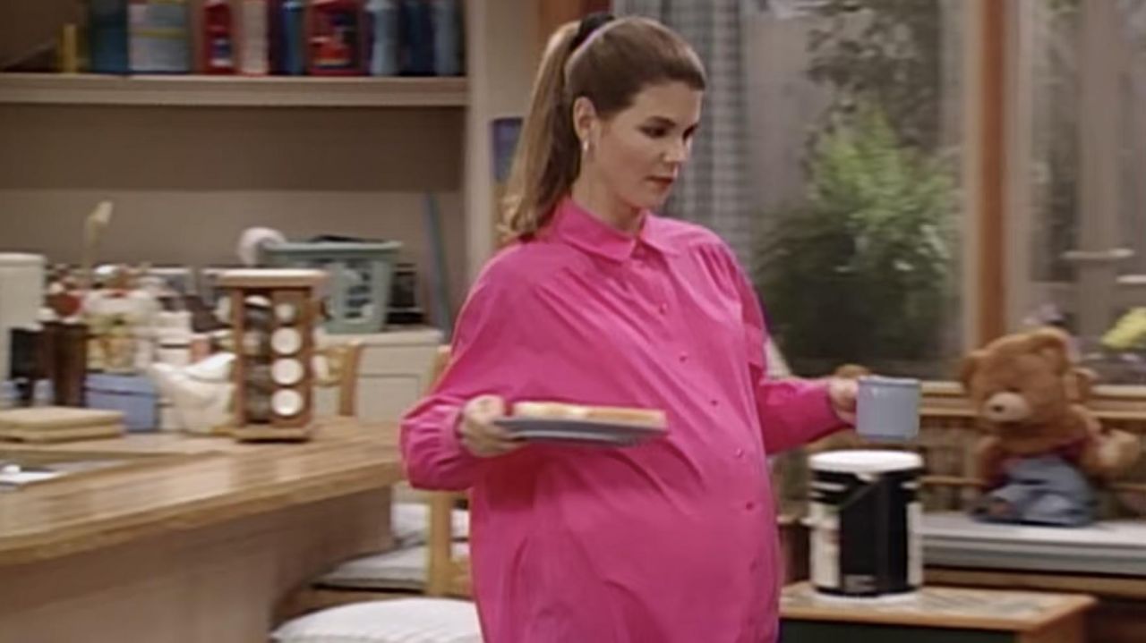 Maternity button up shirt in pink worn by Becky Katsopolis (Lori ...
