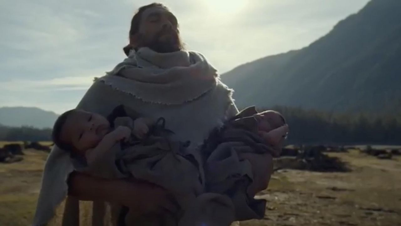 The scarf poncho Baba Voss (Jason Momoa) in Ees (S01E01) | Spotern