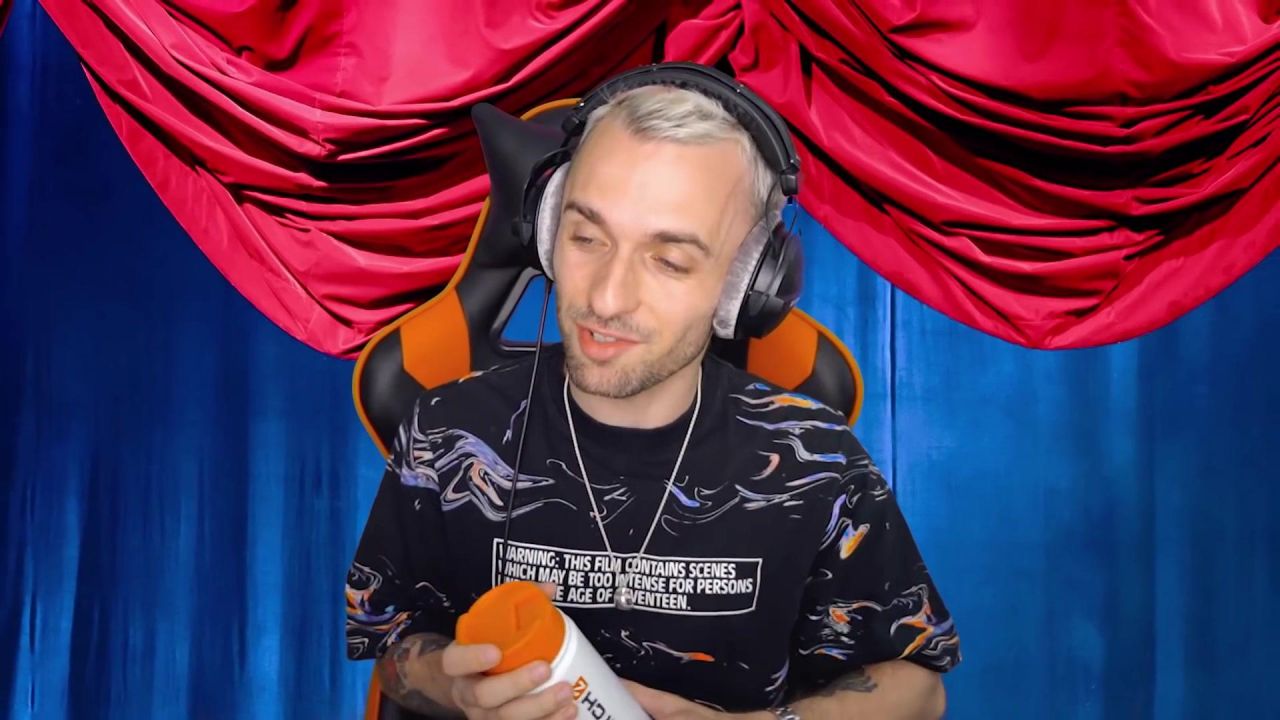 Le t-shirt imprimé porté par Squeezie dans sa vidéo en fait c'est ...