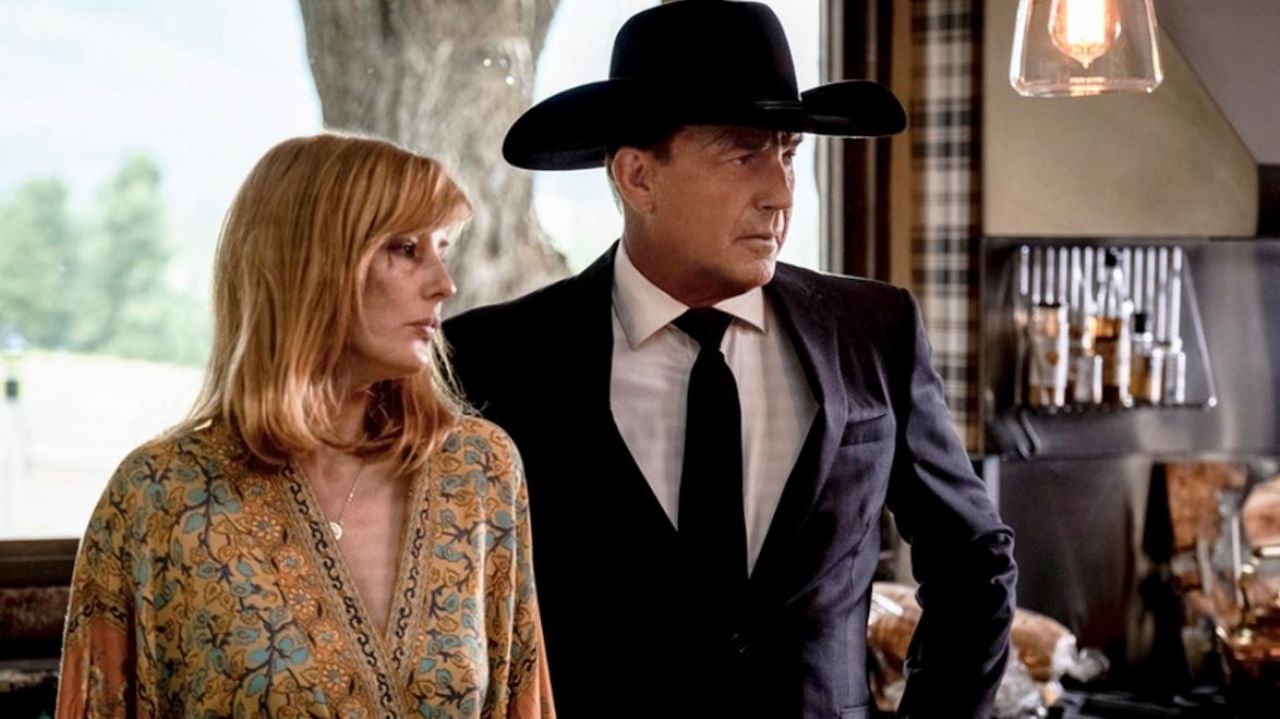 Printed robe worn by Beth Dutton (Kelly Reilly) in Yellowstone (Season ...