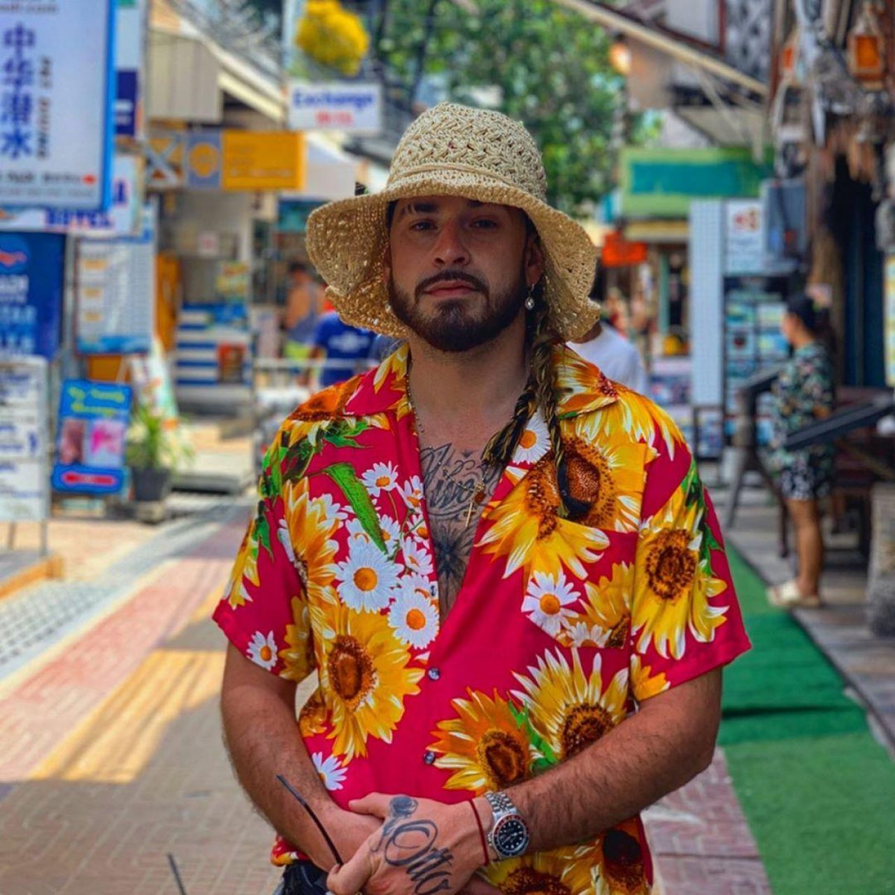 The shirt with the flowers worn by the rapper SCH on his account ...