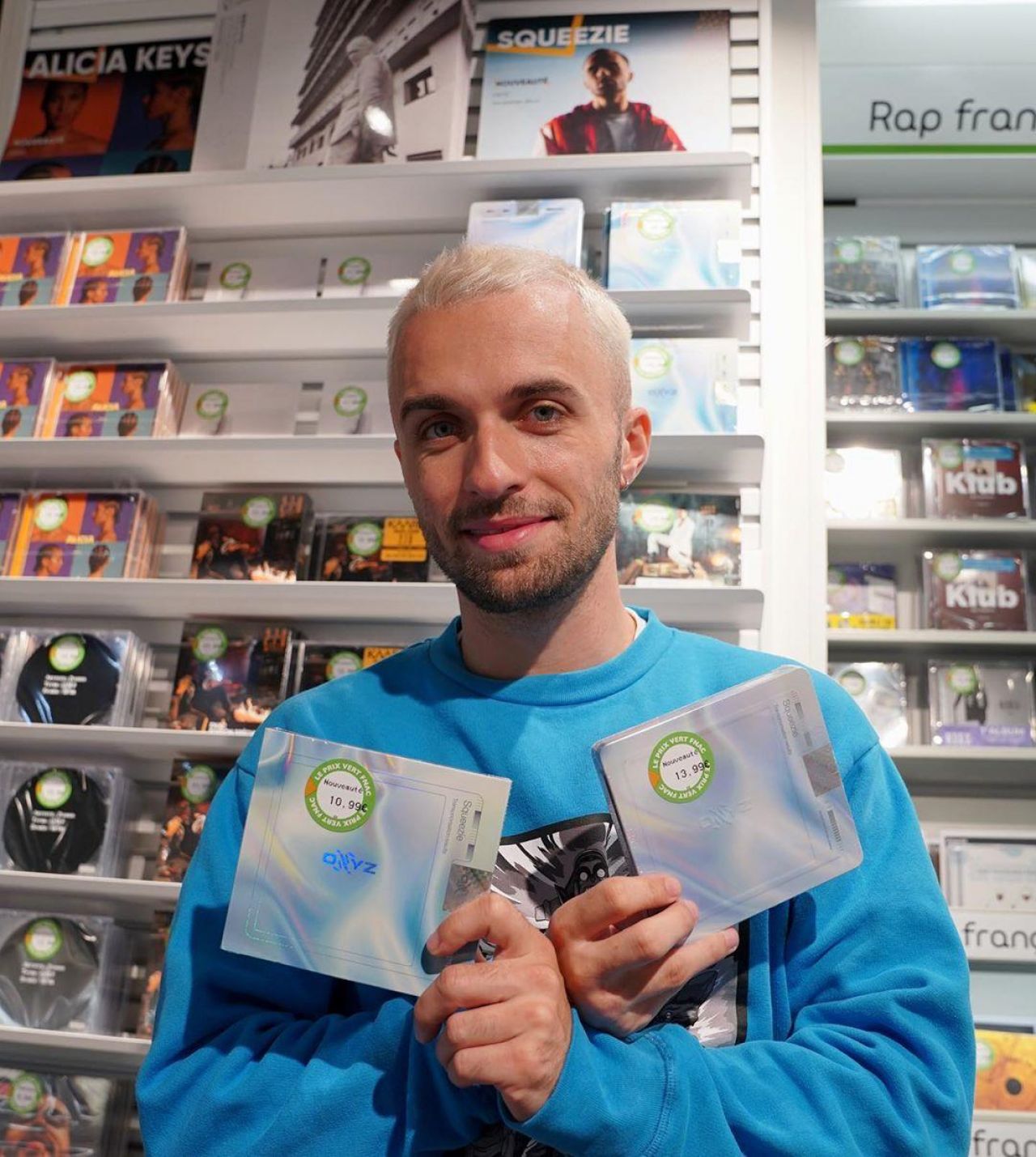 Blue sweater of Squeezie on the account Instagram of @xsqueezie | Spotern