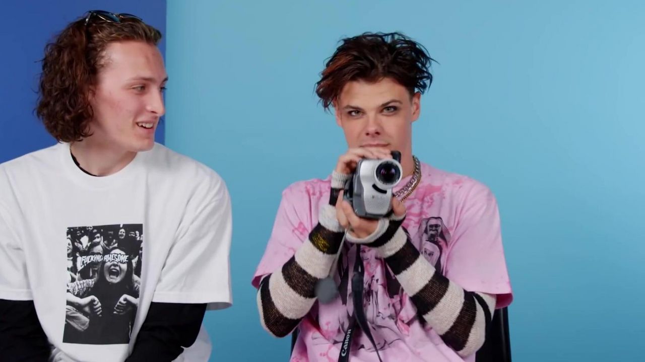 Long Sleeved Striped Undershirt Sweatshirt Worn By Yungblud In 10