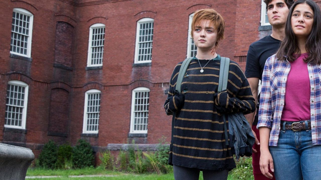 Striped Sweater of Rahne Sinclair (Maisie Williams) in The New Mutants ...