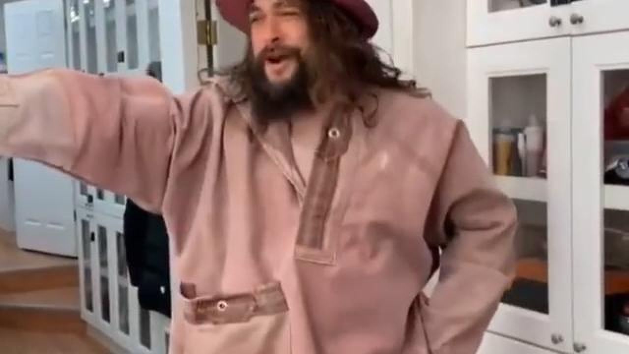 Pink coat of Baba Voss (Jason Momoa) in See (S01) | Spotern