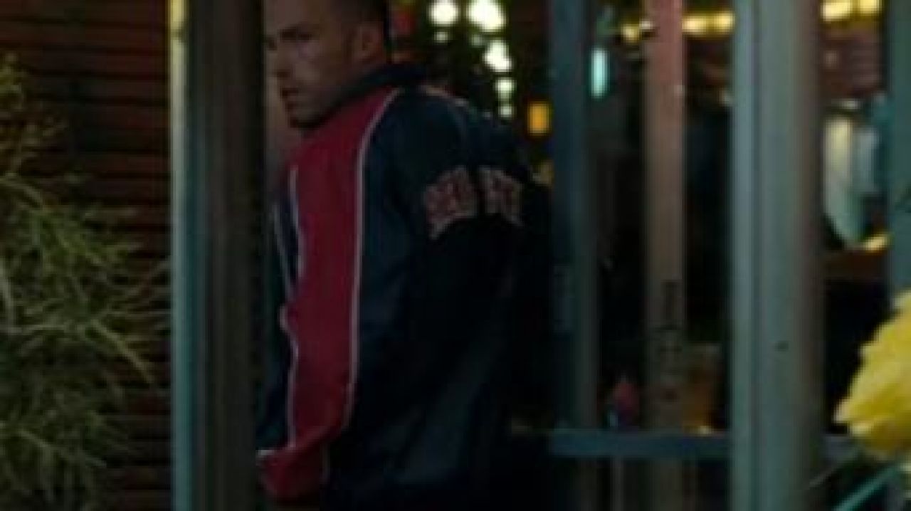 Veste "B" bleue et rouge de Doug MacRay (Ben Affleck) dans The Town ...