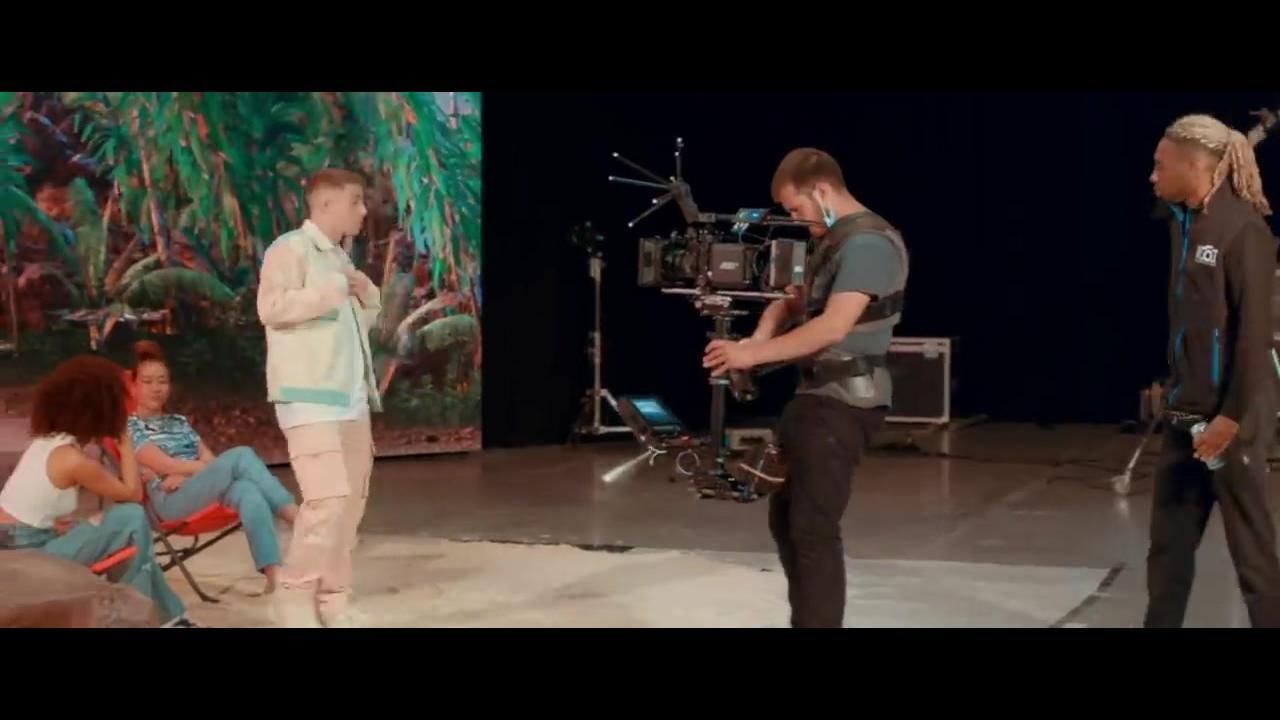 Ensemble porté par Michou / Michou / dans le clip Michou - Rockstar ft ...