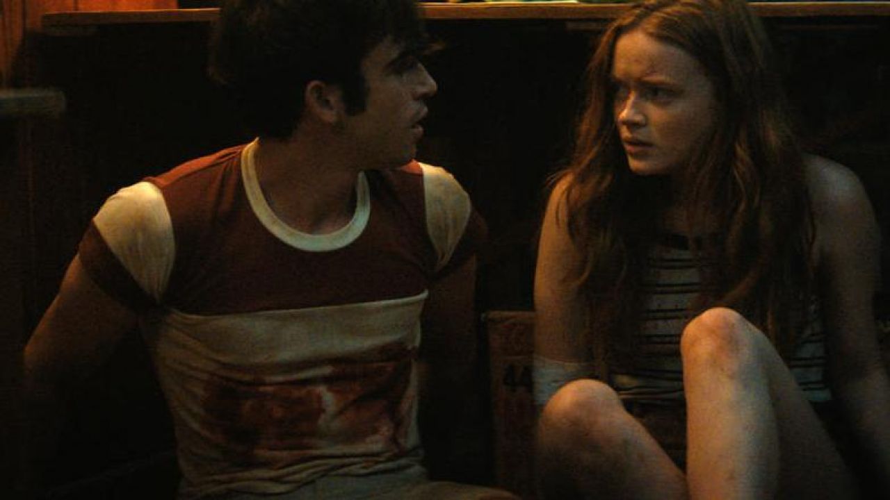 T shirt rouge et blanc de Young Nick Goode (Ted Sutherland) dans Fear ...