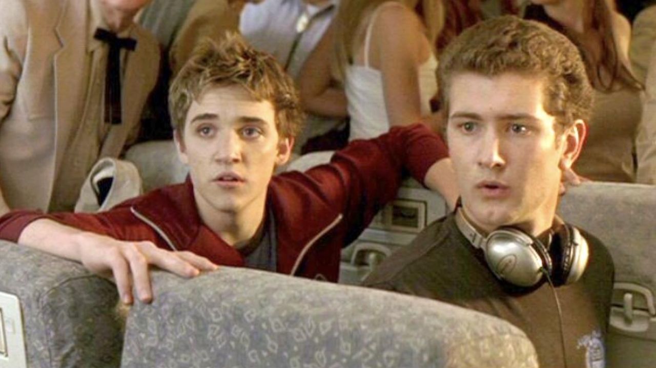 Heaphones worn by Headphone Kid (Max Kasch) as seen in Red Eye movie ...