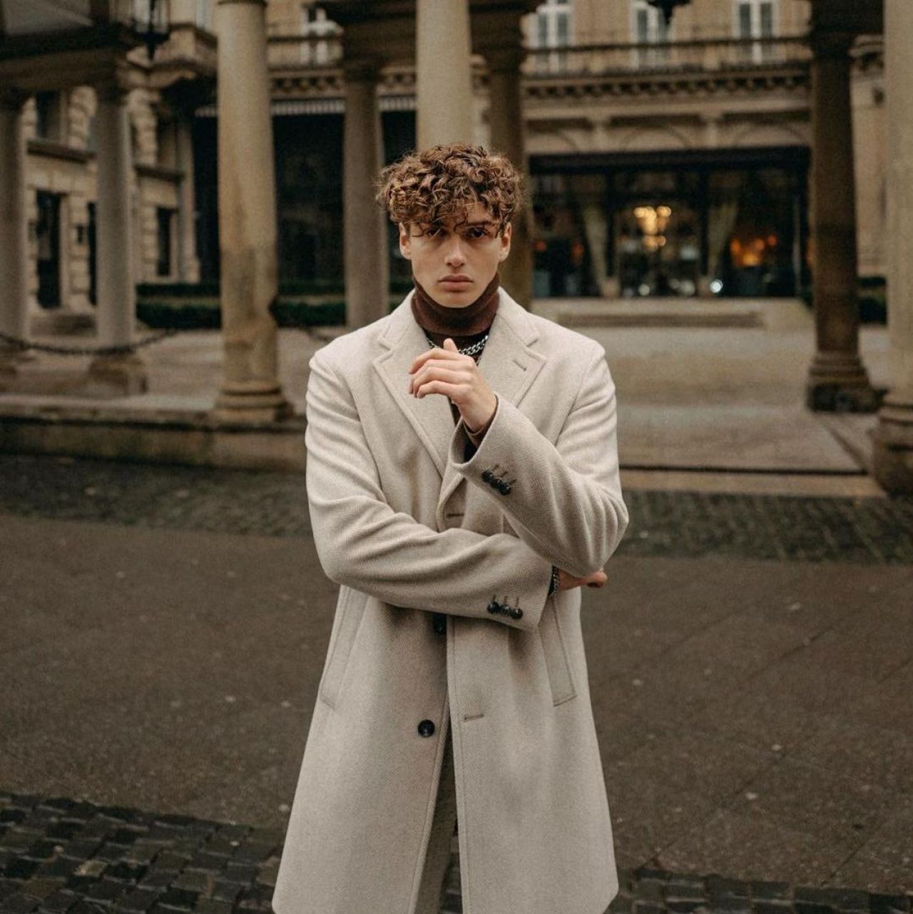 The beige coat of Bene Schulz on his account Instagram @ bene.sz | Spotern