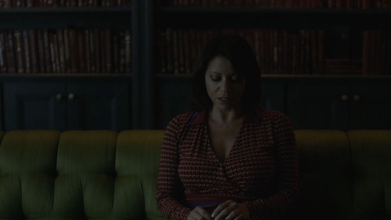 Robe Enveloppée avec Ceinture et Col (blanc, bleu, rouge) portée par ...