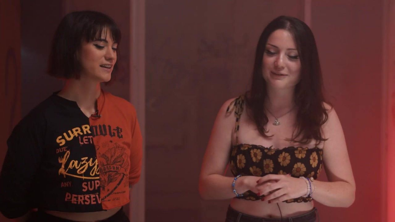 The two-tone crop top of Maghla in the YouTube video try to stay calm 2 ...