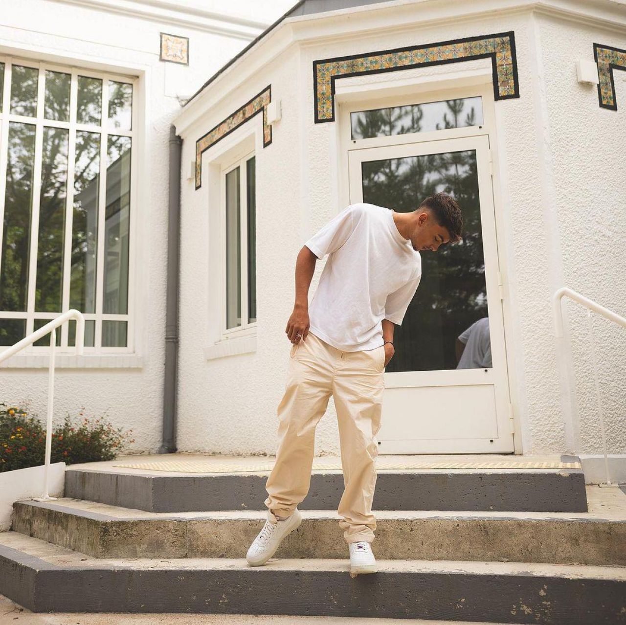 Le pantalon cargo Uniqlo porté par Inoxtag sur son compte Instagram ...