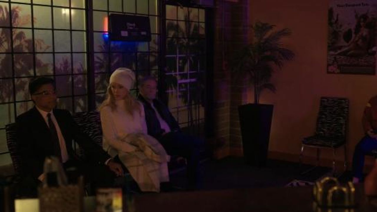 White Turtleneck sweater worn by Beth Burgess (Kate Beckinsale) as seen ...