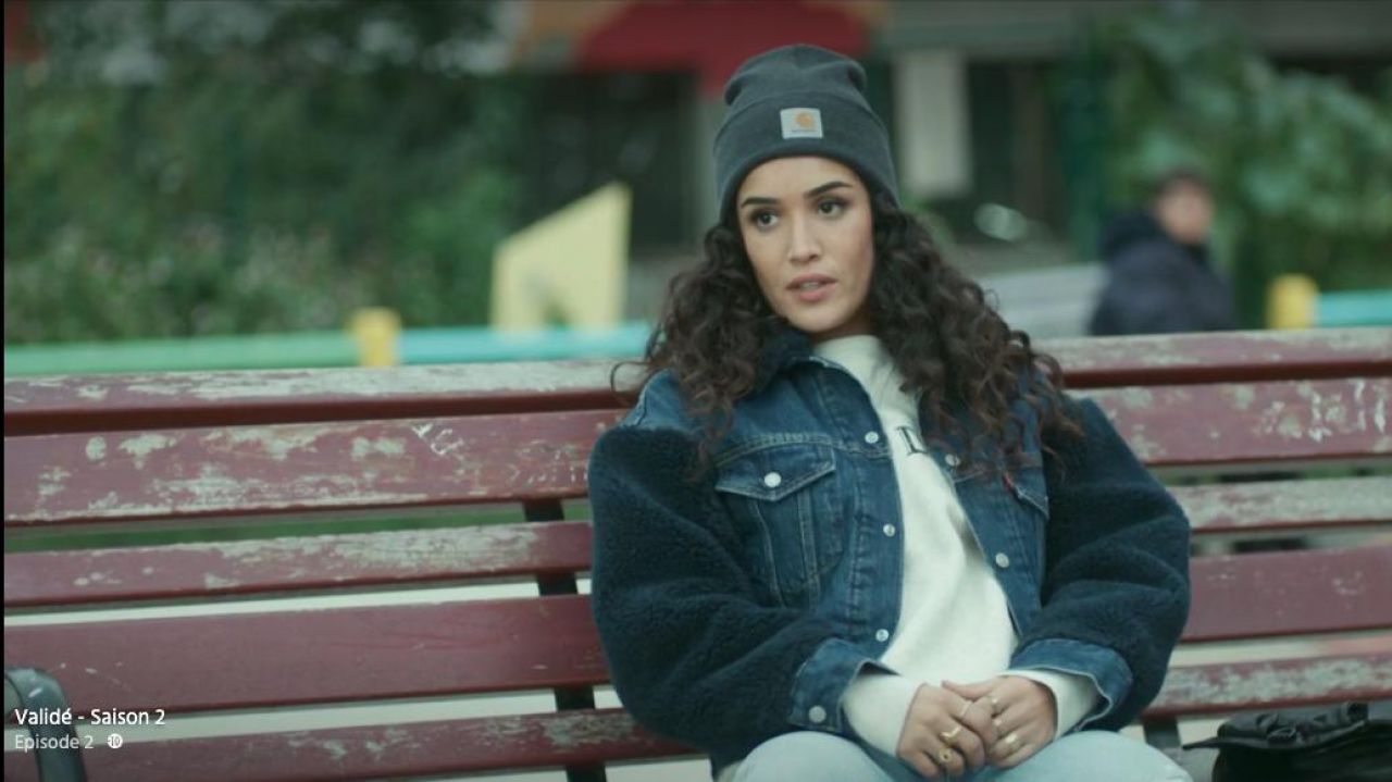 The jean jacket sherpa Levi's of Inès (Sabrina Ouazani) in the series ...
