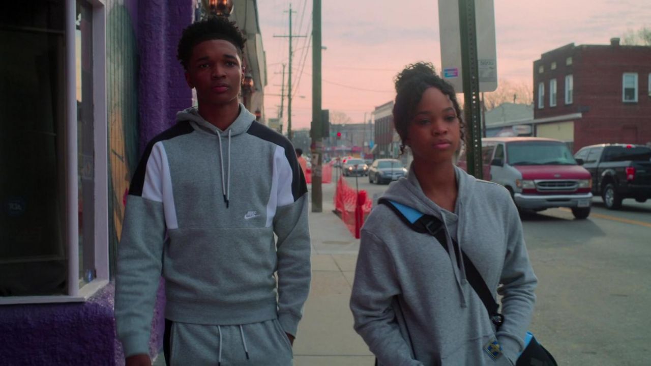 Nike Gris Hoodie porté par Jace Carson (Isaiah R. Hill) comme on le ...