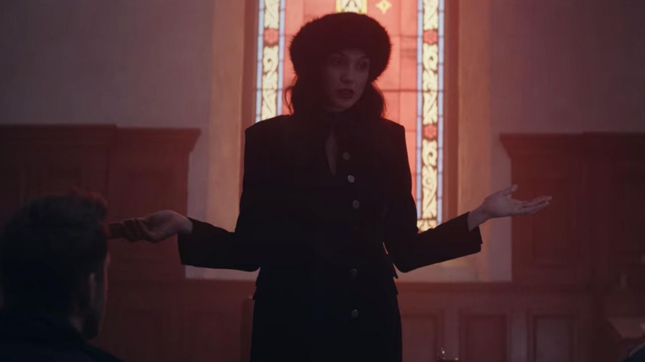 Black coat worn by The Bishop (Gal Gadot) in Red Notice movie outfits ...