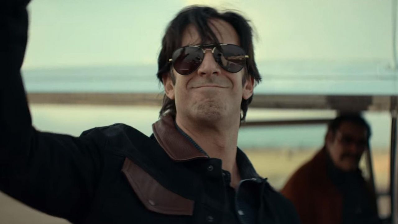 Black jacket with brown leather collar and pockets worn by Amado ...