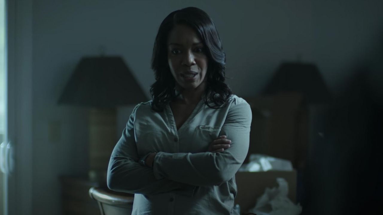 Camisa Button Down usada por la agente especial Maya Miller (Jessica ...