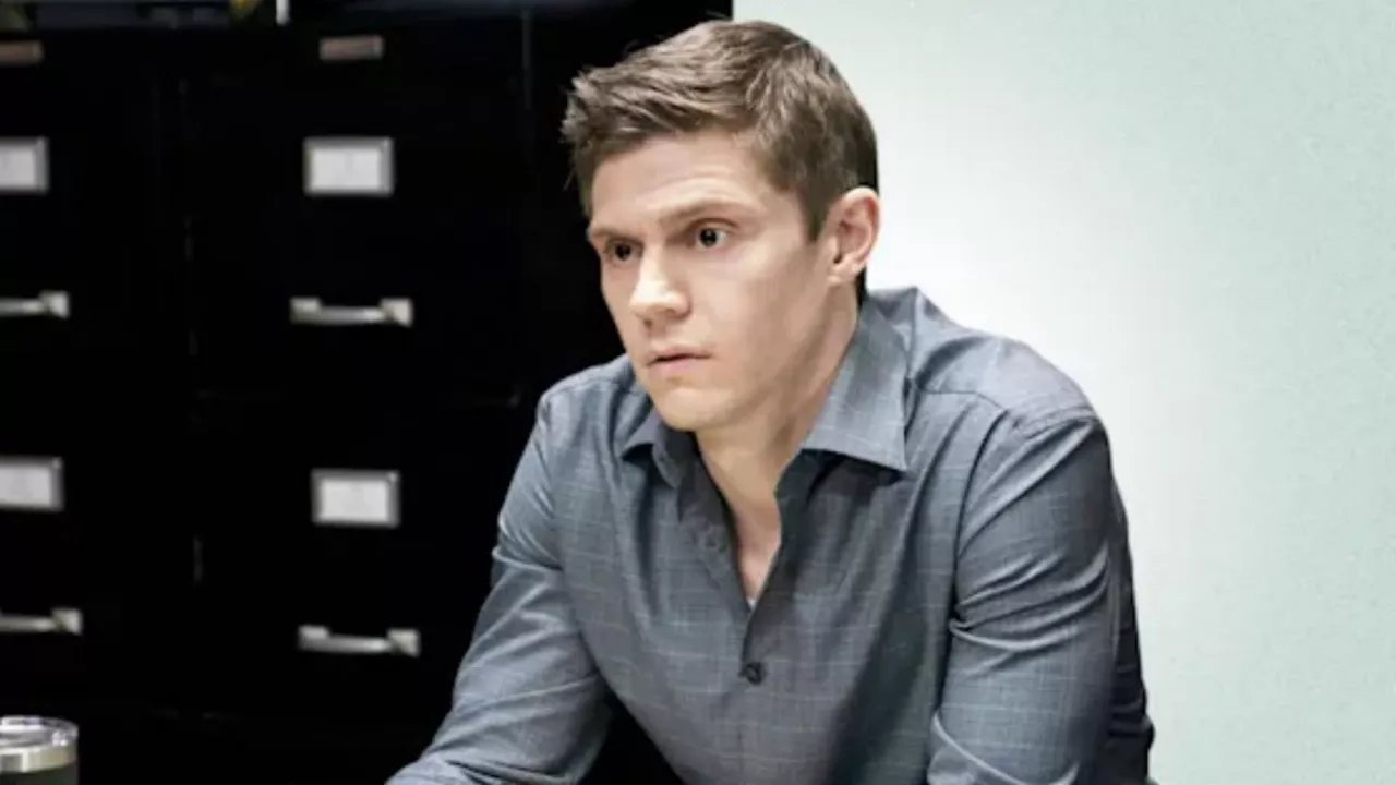 Gray Shirt worn by Colin Zabel (Evan Peters) as seen in Mare of ...