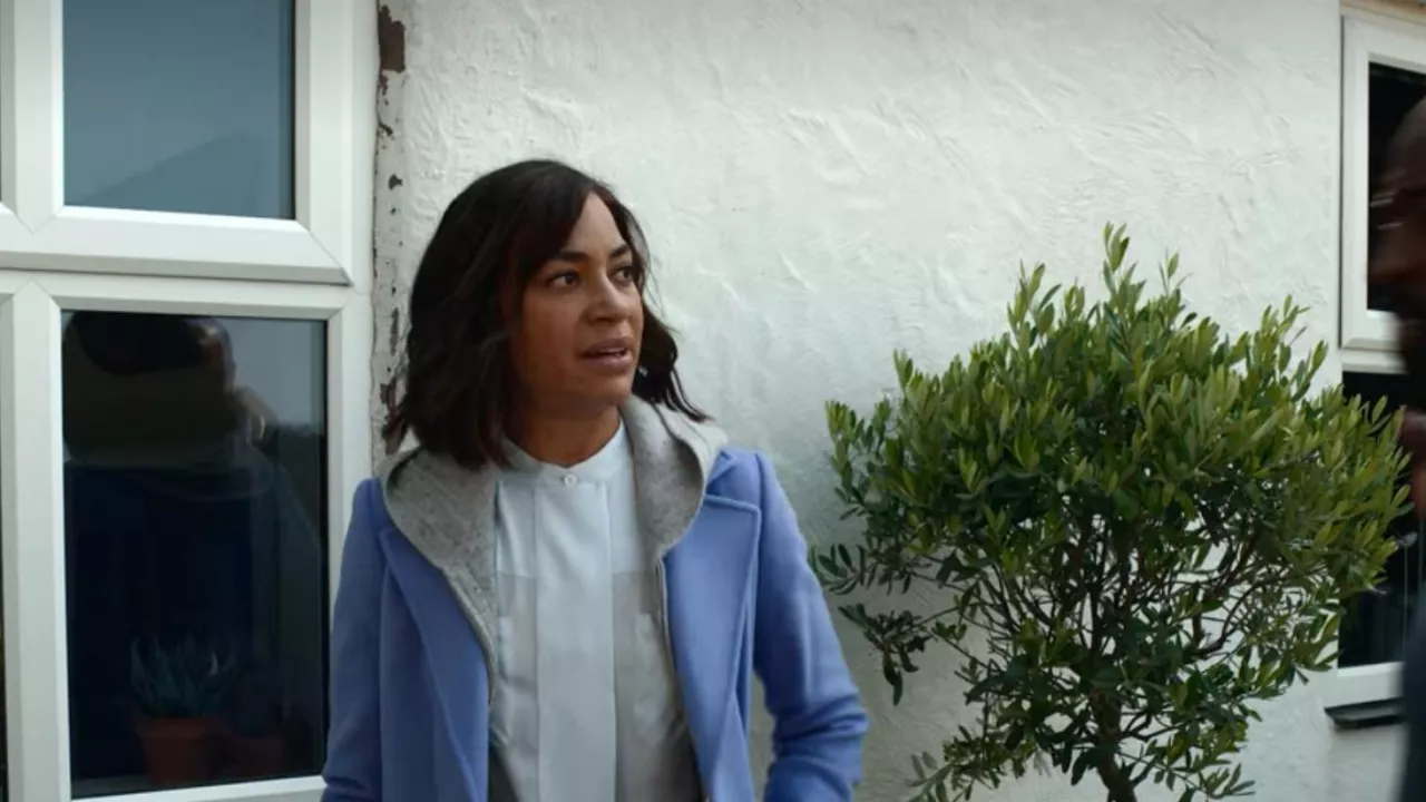 The white shirt worn by Megan Pierce (Cush Jumbo) in the series Do not ...