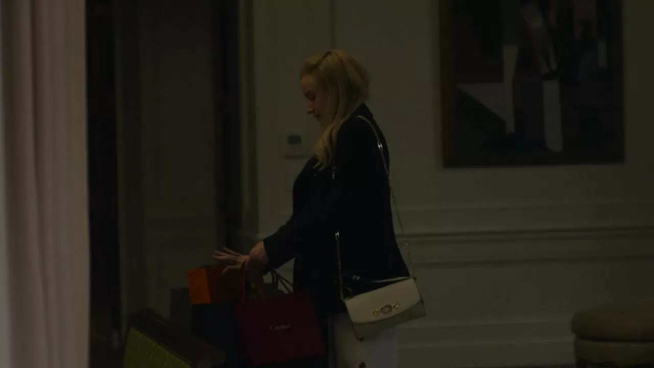 White Handbag worn by Anna Delvey (Julia Garner) as seen in Inventing ...