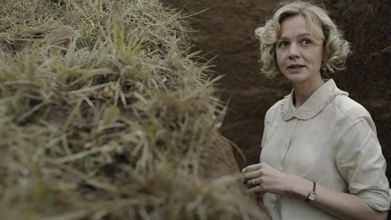 Gold watch worn by Edith Pretty (Carey Mulligan) as seen in The Dig ...