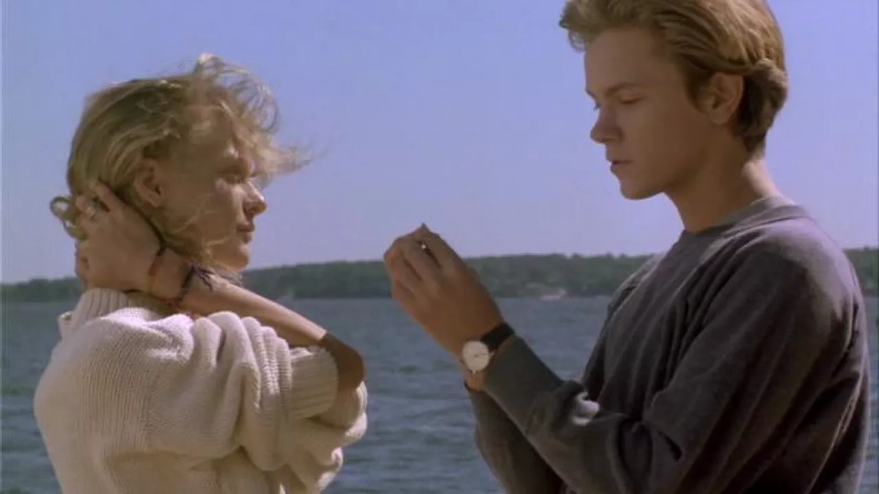 Watch with white dial worn by Danny Pope (River Phoenix) as seen in ...