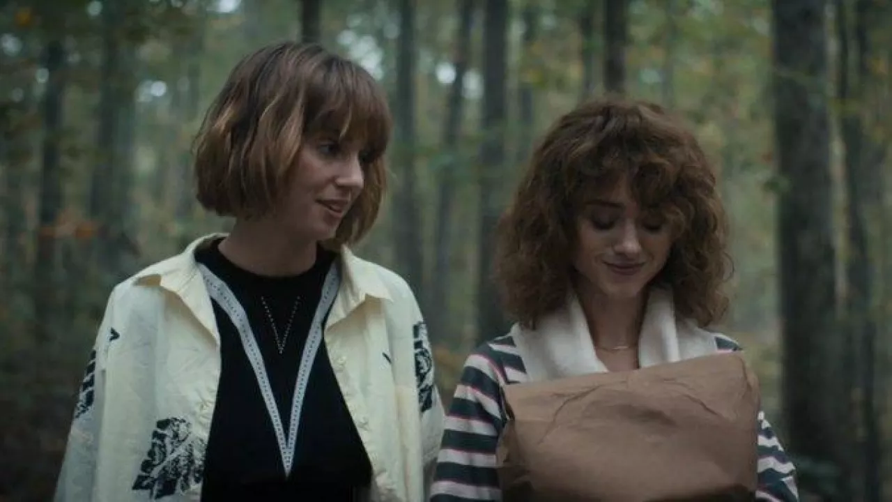 Leaf Print shirt worn by Robin Buckley (Maya Hawke) in Stranger Things ...