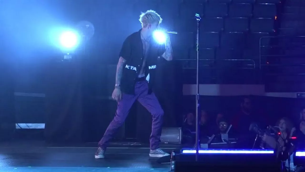 À carreaux? pantalon de Mitrailleuse Kelly dans MGK - Burnin' Memories ...