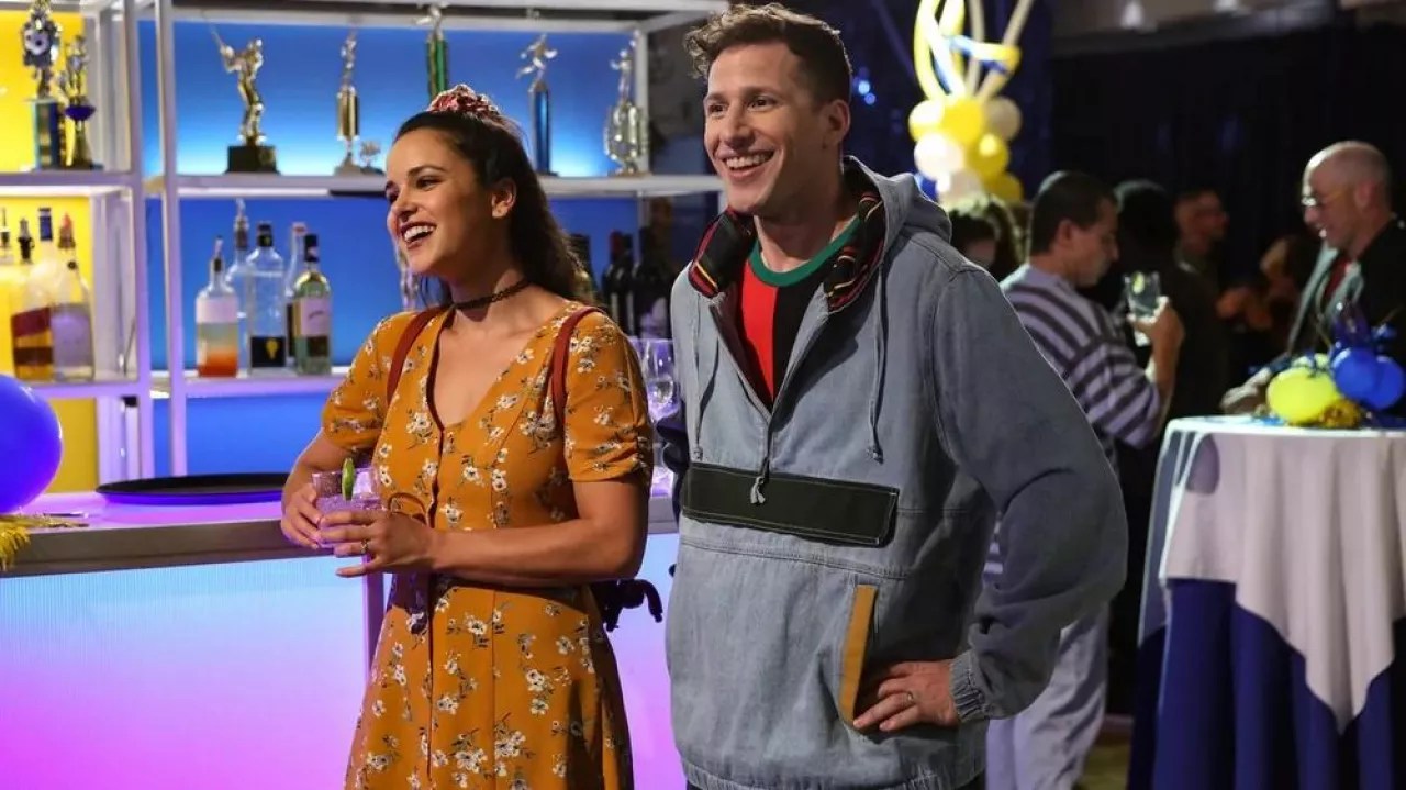 90s sweaters of Jake Peralta (Andy Samberg) in Brooklyn Nine-Nine ...