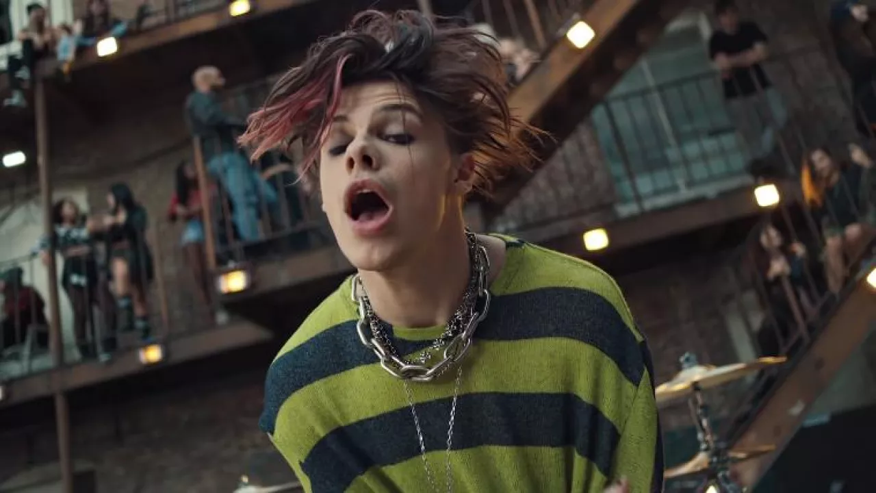 Green Striped Sweater worn by Yungblud in I Think I'm OKAY music video ...