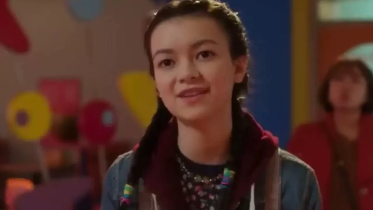 Collar usado por Claire (Thailey Roberge) como se ve en Reginald the Vampire Wardrobe (Temporada ...