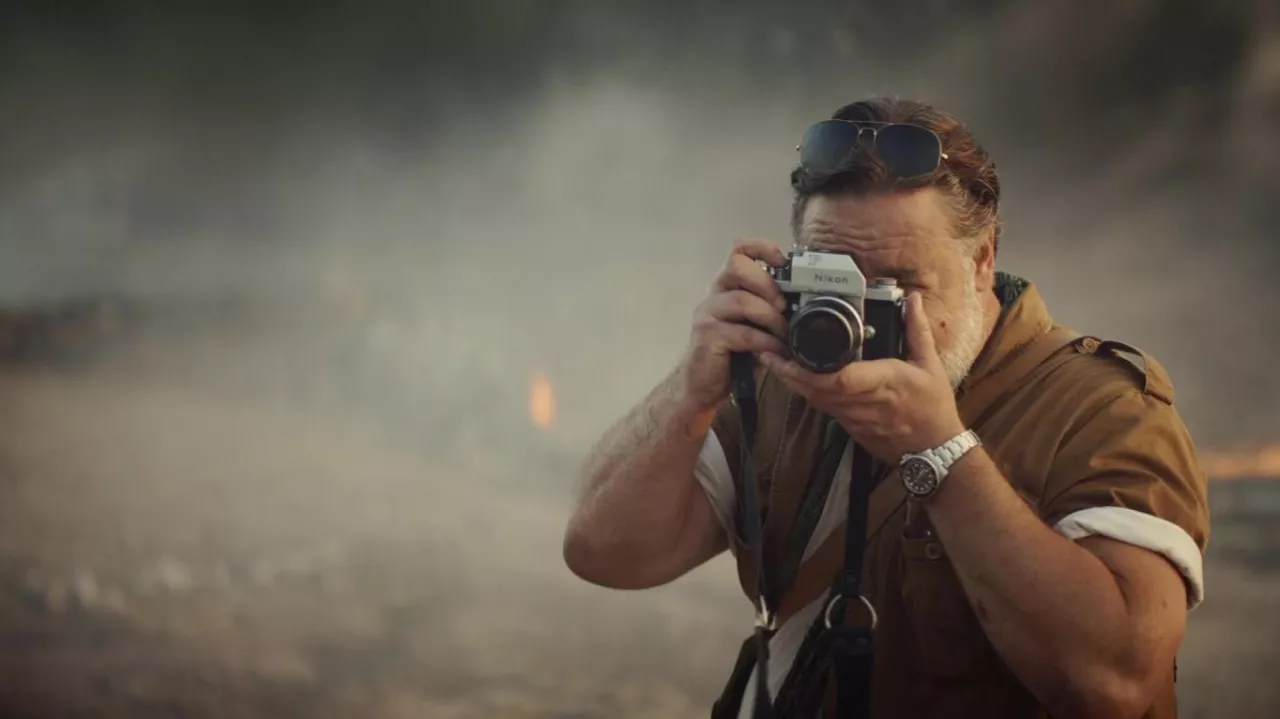 Aviator sunglasses worn by Coates (Russell Crowe) as seen in The ...
