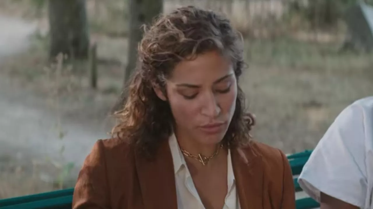 The necklace worn by Maud (Manon Azem) in the movie Friendzone | Spotern