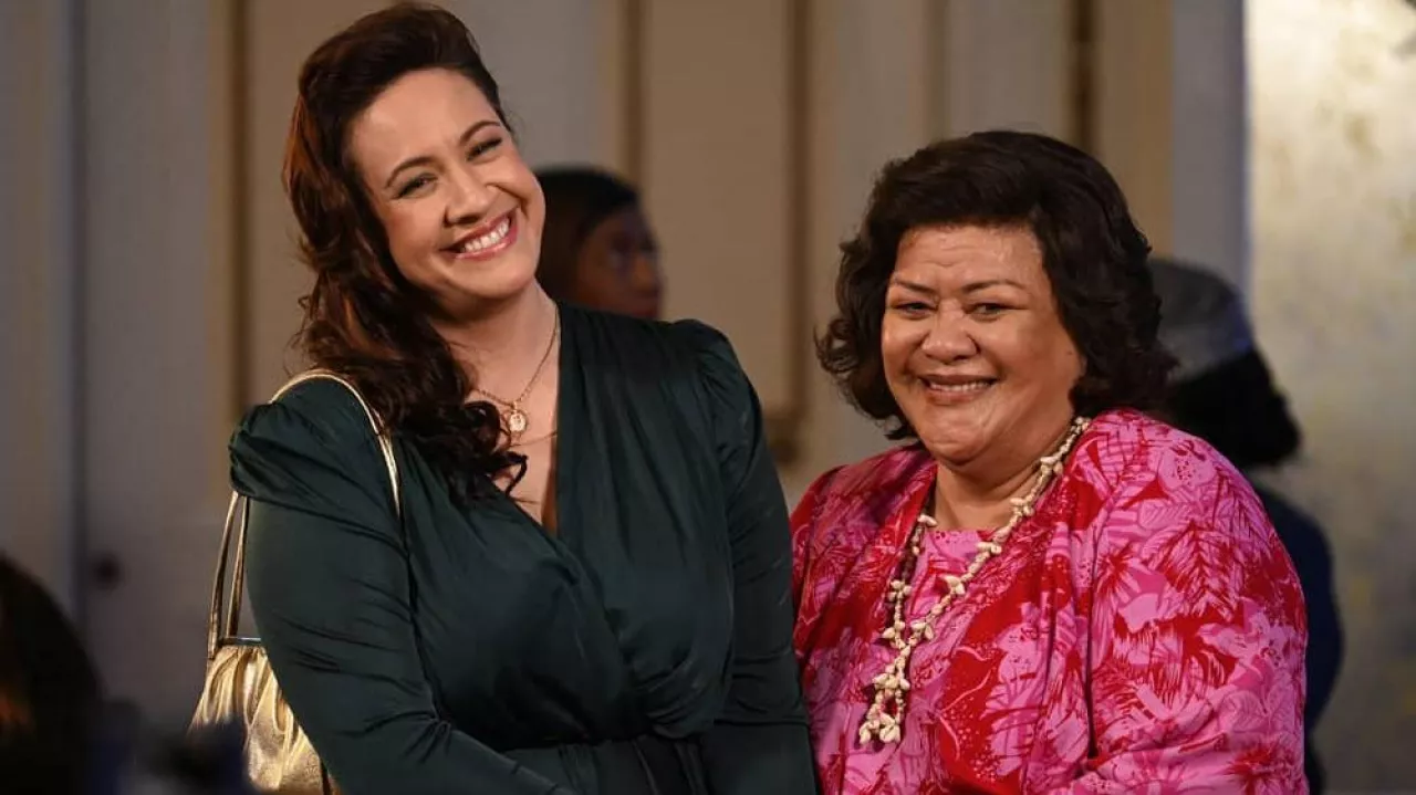 Gold handbag worn by Ata Johnson (Stacey Leilua) as seen in Young Rock ...