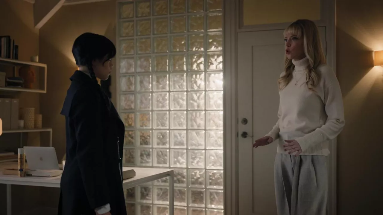White Turtleneck Sweater in white worn by Dr. Valerie Kinbott (Riki ...