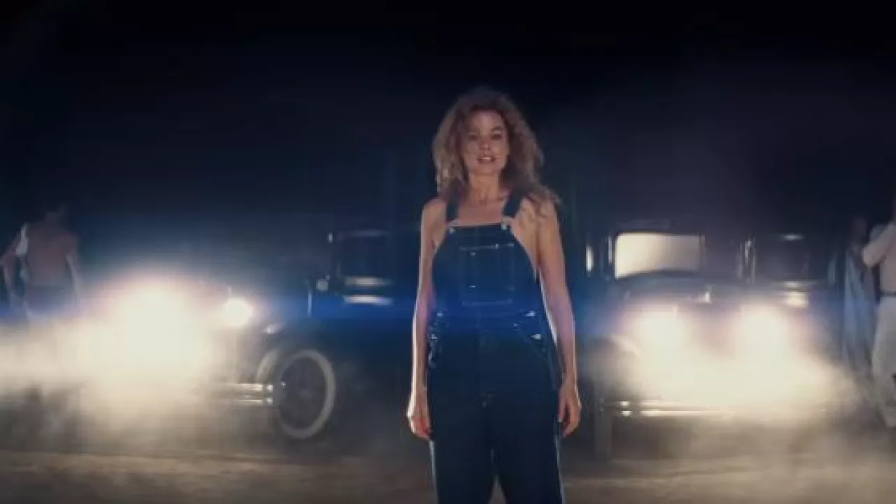 Denim overalls worn by Nellie LaRoy (Margot Robbie) as seen in Babylon ...