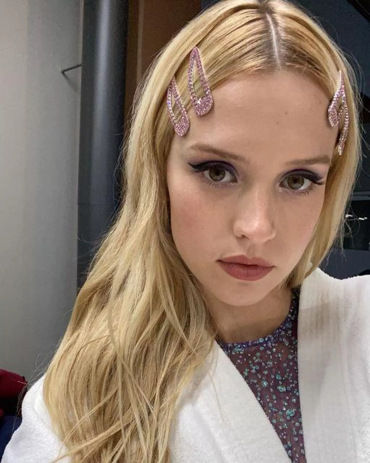 The pink rhinestone bars worn by Angèle on her Instagram account@angele ...
