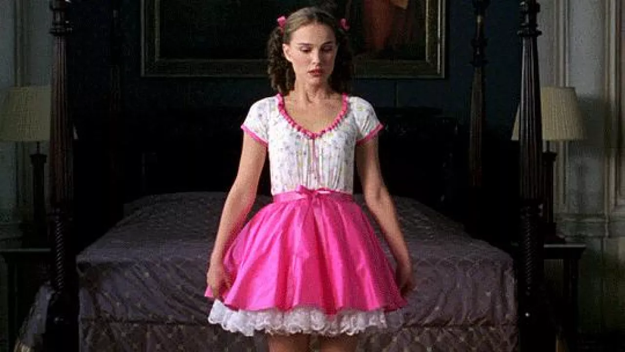 El disfraz de niña en rosa y blanco usado por Evey (Natalie Portman) en ...