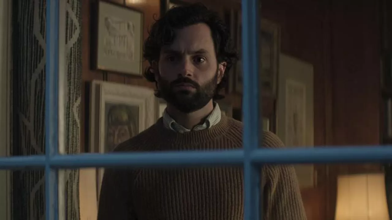 Brown sweater worn by Joe Goldberg (Penn Badgley) as seen in You TV ...
